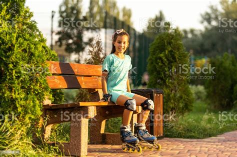 어린 소녀는 공원에서 아름다운 여름날에 롤러 스케이트를 착용합니다 거리에 대한 스톡 사진 및 기타 이미지 거리 건강한 생활방식 공원 Istock