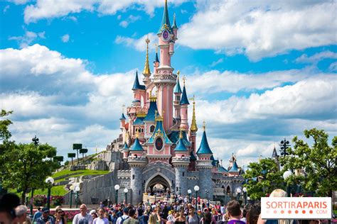 Dưới Lâu đài Công Chúa Ngủ Trong Rừng Tại Disneyland Thực Sự Có Một
