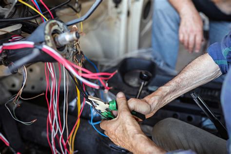 자동차 정비사 전기 고장 얽힌 케이블 일하는 인간의 손 팀 작업 기계공에 대한 스톡 사진 및 기타 이미지 기계공 설치 수리 Istock