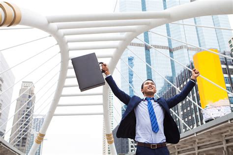 사업가 웃 고 그의 사업 성공 성과 번호 1 사무실 건물 배경공기에서 주먹 및 개념 이기 건축물에 대한 스톡 사진 및 기타 이미지 Istock