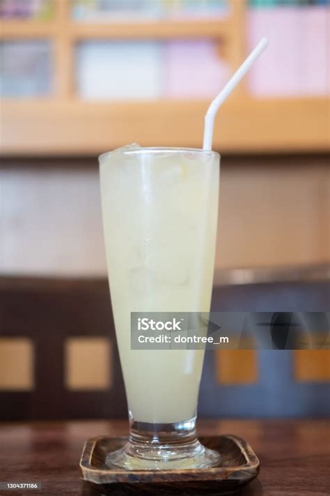 레스토랑의 나무 테이블에 얼음을 곁들인 유즈 오렌지 주스 0명에 대한 스톡 사진 및 기타 이미지 0명 감귤류 과일 건강한 식생활 Istock