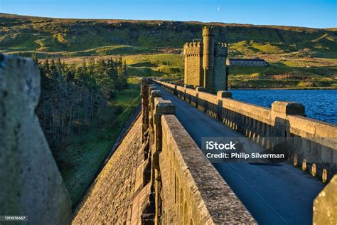 스카 하우스 저수지 니더데일 요크셔 데일스 노스 요크셔 잉글랜드 영국 댐에 이른 아침 햇빛 충돌 저수지에 대한 스톡 사진 및 기타 이미지 Istock