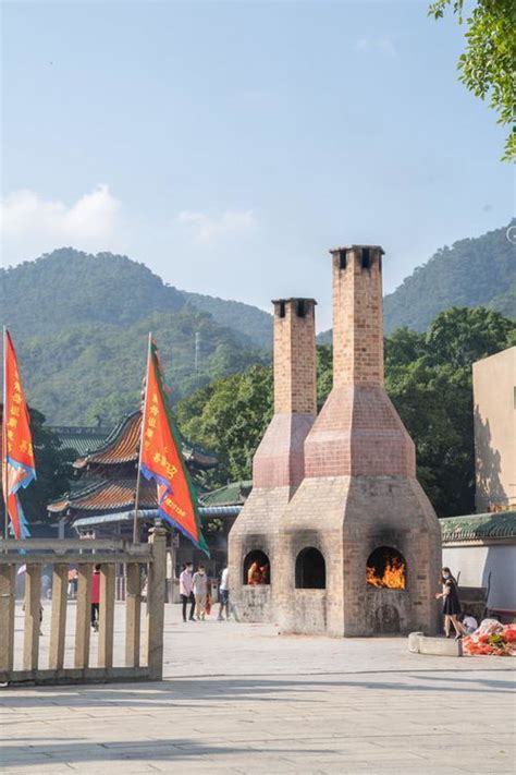 肇庆有个龙母庙，风景甚好，传说故事也美丽