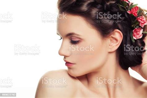 헤어스타일에 분홍색 꽃을 가진 아름 다운 여자입니다 젊은 아름다움 화장과 갈색 머리 패션 모델 땋은 머리에 대한 스톡 사진 및 기타 이미지 Istock