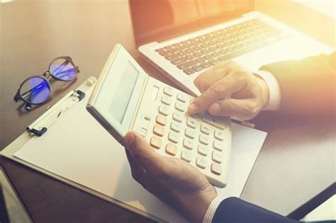 계산 금융 회계 회계사 또는 은행 계산 저축 재정 및 경제 개념 계산기 남자 분석 회계 돈으로 사업가 빈티지 색상 선택적 초점 경제에 대한 스톡 사진 및 기타 이미지