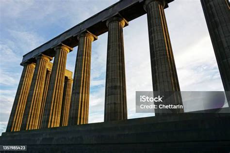 칼튼 힐의 외부 건축과 디자인과 흐린 푸른 하늘국립 기념물 아테네파르테논 복제 및 나폴레옹 전쟁 에든버러 스코틀랜드에서 사망 한 사람들을 기념 0명에 대한 스톡 사진 및