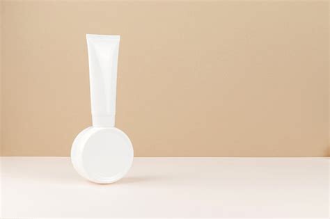 화장품 모의 Ap 튜브와 크림 항아리는 베이지 색 배경에 서로의 상단에 있습니다 공간을 복사합니다 스킨케어 제품 0명에 대한