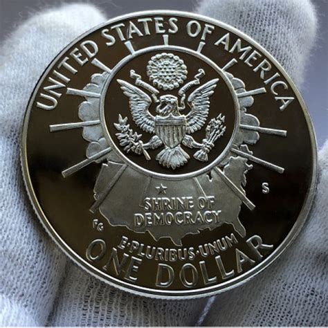 Один серебряный доллар США 50 лет мемориалу Рашмор в отличном состоянии