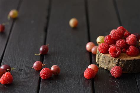 신선 하 고 달콤한 유기농 딸기 잘 익은 라스베리와 구 즈 베리 나무 검은 배경에 나무 슬 래 브에의 힙 0명에 대한 스톡 사진 및 기타 이미지 Istock