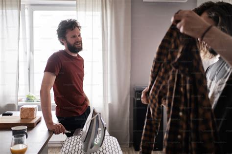 집에서 부엌에 있는 두 남자의 초상화 관계의 복잡성을 보여주고 한 남자는 부엌 카운터에 기대고 있고 다른 남자는 차려 입고 있다 사진 Unsplash의 러시아 이미지