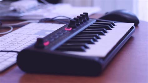 Compact Mobile MIDI Keyboard Controller