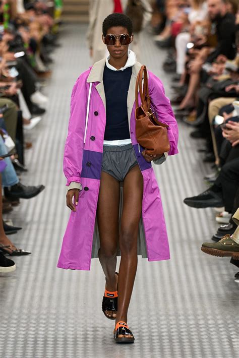 Кольоровий верхній одяг гучний тренд сезону весна літо 2025 Читайте на Ukr Net