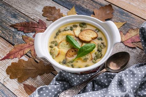 소박한 배경에 야채 크루통 호박 씨와 신선한 시금치와 가을 크림 수프 맨 위 보기 가을에 대한 스톡 사진 및 기타 이미지