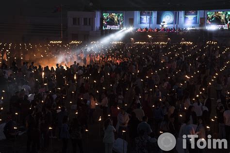 Фото Бурхан багшийн их дүйчэн өдөр гэрэлт зул өргөх ёслол боллоо