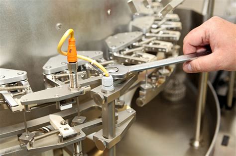 수리 고 의료 장비의 조정입니다 조제 학의 생산에 대 한 컴퓨터의 유효성 검사 의약품의 생산을 위한 기계를 수리 하는 남자 장비에 대한 스톡 사진 및 기타 이미지 Istock