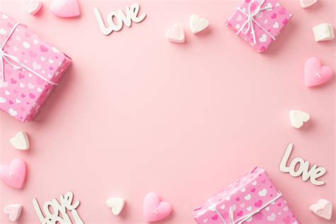 발렌타인 데이 개념입니다 선물 상자의 상위 뷰 사진 하트 모양의 마시멜로 비문 사랑과 촛불 중간에 빈 공간이 있는 고립된 파스텔