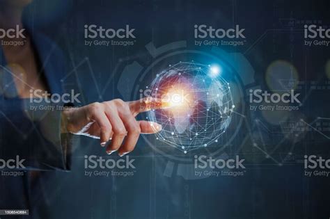 연결된 세계를 만지는 손가락 사람들과의 인터넷 커뮤니케이션 소셜 미디어 개념 가상현실에 대한 스톡 사진 및 기타 이미지 가상현실 개발 고객 참여 Istock