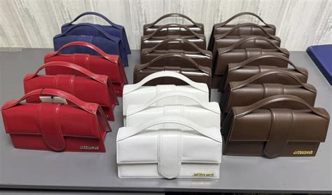 Чернівецькі митники виявили спробу незаконного ввезення в Україну партії брендових сумок з