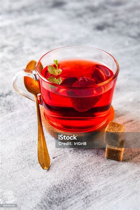 돌 테이블에 투명 한 컵에 핫 라즈베리 티 신선한 딸기 지팡이 설탕 큐브 및 차 가방 0명에 대한 스톡 사진 및 기타 이미지 0명 건강한 식생활 과일 Istock