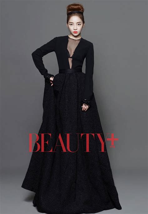 구하라 14일 솔로 데뷔 다 가리고 가슴만 시스루 연예 기사 더팩트