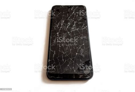흰색 배경에 분리 깨진 유리 화면과 현대적인 모바일 블랙 터치 스마트 폰 서비스 수리 및 기술 개념 텍스트공간을 복사합니다