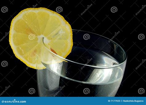 Wasser Mit Zitrone Stockbild Bild Von Nonalcoholic Flüssigkeit 7177925
