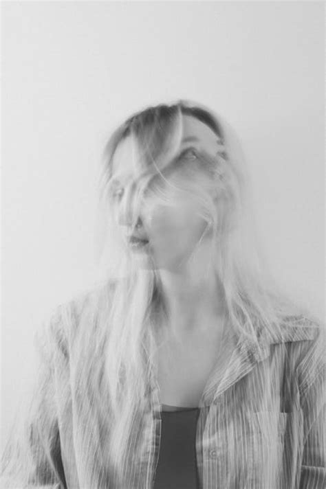 공상가 그레이스케일 꿈 같은 대조 독특한 디자인 모션 블러 미니멀리스트 미묘한 미묘한 아름다움 미술 반투명 부드러운 블랙 앤 화이트 사진 예술