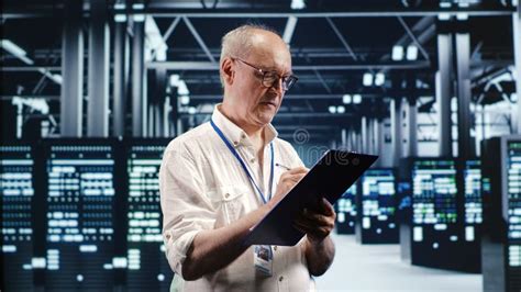 It Expert Optimizing Data Center Stock Image Image Of Infrastructure