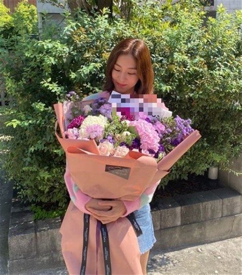 유이 몸보다 큰 꽃다발 들고 세젤예 미소현실감 제로 꽃비주얼 네이트 연예