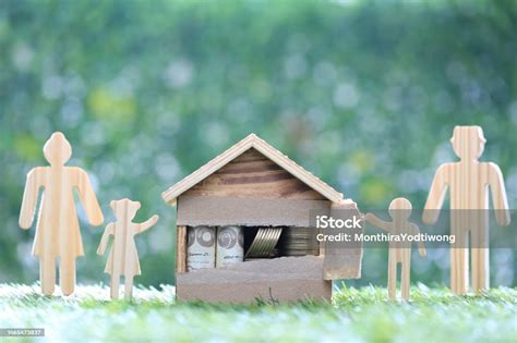 자연 녹색 배경에 모델 가족이 있는 모델 하우스의 돈 미래 및 가족 금융 개념에 대비하기 위해 비용 절감 0명에 대한 스톡 사진 및 기타 이미지 Istock