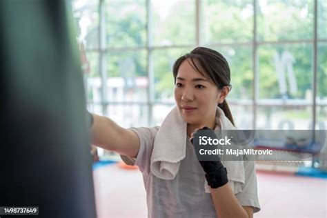 아름 다운 여성 아시아 권투 선수 행복 하 고 재미 피트니스 복싱과 가방 펀치 가방에 대한 스톡 사진 및 기타 이미지 가방