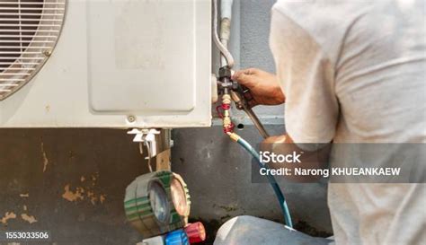 에어컨을 수리하는 전기 기술자 기술자가 냉기 공기 압축기를 점검하고 있습니다 건설 산업에 대한 스톡 사진 및 기타 이미지 건설 산업 건축물 검사 보기 Istock