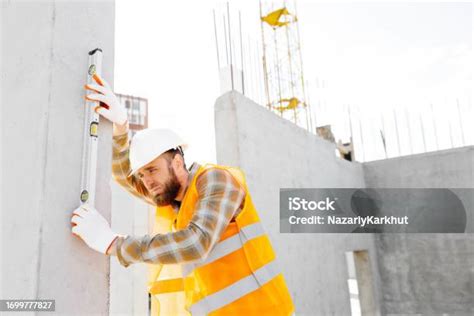 보호용 헬멧을 쓴 건축업자 수리공 감독이 콘크리트 구조물 계단의 균일성을 확인합니다 건설 산업에 대한 스톡 사진 및 기타 이미지 건설 산업 눈금자 수리공 Istock
