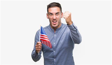 잘생긴 젊은 남자 미국의 국기 화가 지주 및 미친과 제기 손으로 소리 분노와 좌절 외치고 분노 개념 기에 대한 스톡 사진 및 기타 이미지 Istock