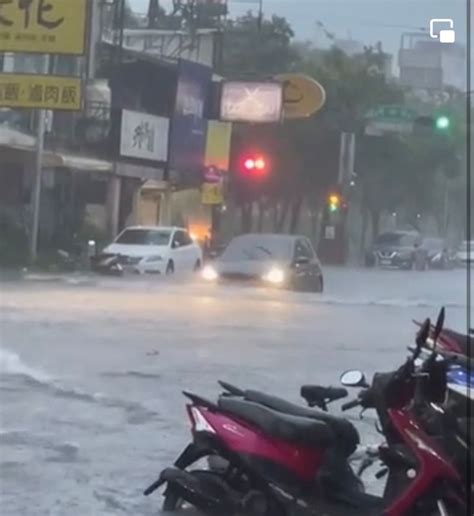 雨彈突襲！嘉義市區人孔蓋變噴泉 Yahoo奇摩汽車機車