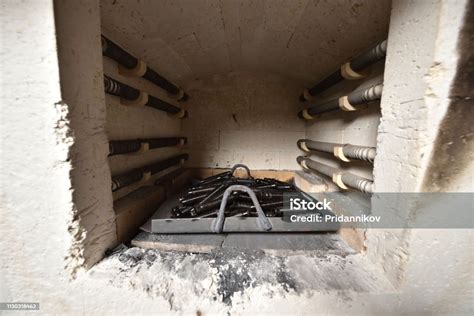 밸브에서 액추에이터의 금속 부품은 경화를 위해 전기로에 설치 됩니다 전기로에 대한 스톡 사진 및 기타 이미지 전기로 0명 가마 건축물 특징 Istock