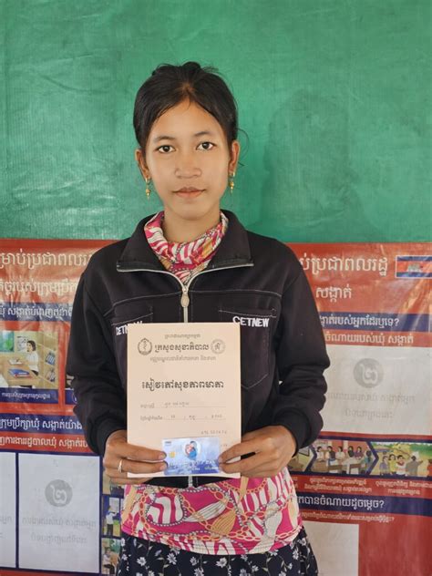 លោក អ៊ូ ឆេនឆៃវិសាន្ដ មេឃុំតាតៃក្រោម បានផ្ដល់កាតវីជូនដល់ស្ដ្រីមានផ្ទៃពោះ