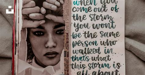 흰색과 빨간색 라벨이 붙은 책 사진 Unsplash의 무료 예술 이미지