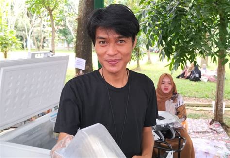 M Abdullah Umar Dosen Bimbingan Konseling Fakultas Tarbiyah Jualan Cemilan Di Festival