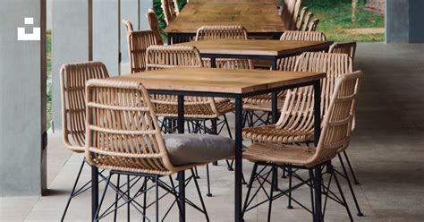 브라운 고리 버들 세공 의자와 테이블 사진 Unsplash의 무료 의자 이미지