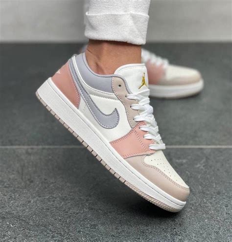 NIKE AIR JORDAN LOW 1
