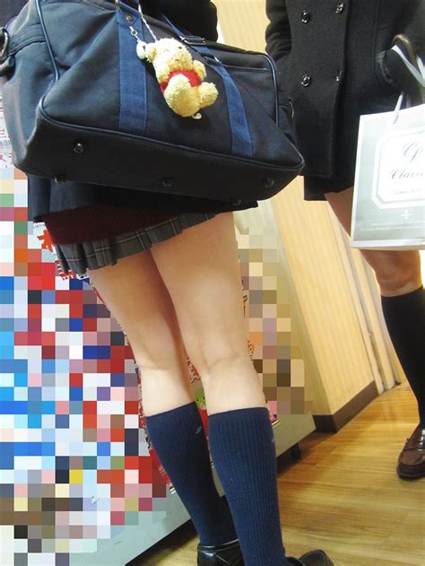 【jk街撮り盗撮エロ画像】太ももが細くキレイな足をした制服女子校生を街中で隠し撮りした画像ww エロ画像ミルナビ