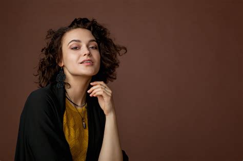 갈색 바탕에 스튜디오에 곱슬 머리 젊은 아름 다운 여자의 클로즈업 초상화 여자에 대한 스톡 사진 및 기타 이미지 여자 턱을 굄 한 명의 여자만 Istock