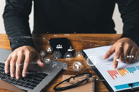 장기 비즈니스 개발 및 관리 개념 가상 화면을 보는 임원 아이콘 비즈니스 목표 문제 해결 워크 플로우 높은 품질 관리 및 혁신