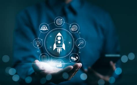 비즈니스 성장 및 성공 개념 성장 목표 및 성공을 상징하는 다양한 비즈니스 아이콘으로 로켓의 디지털 표현을 들고 있는 사업가 비즈니스의 혁신 전략 계획 마케팅에 대한 스톡