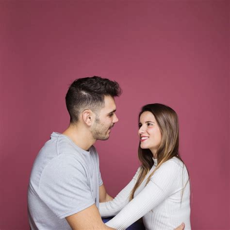 매력적인 웃는 여자와 포옹하는 젊은 남자 무료 사진