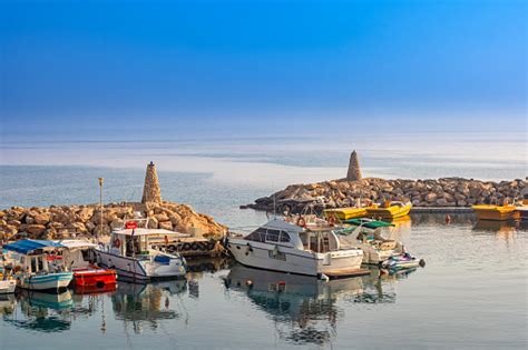 키프로스 프로타라스 보트 계류 지중해 연안 성 니콜라스 교회 근처의 부두 키프로스 해안에 정박해 있는 요트들 프로타라스 시 근처의 석호 키프로스 관광 가이드 키프로스