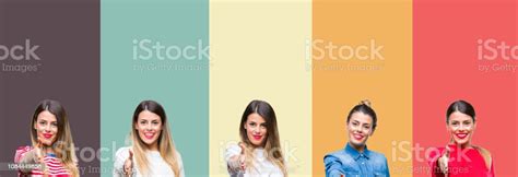 인사와 환영으로 제공 하는 친절 한 악수를 웃 고 화려한 빈티지 고립 된 배경 위에 아름 다운 젊은 여자 콜라주 성공적인