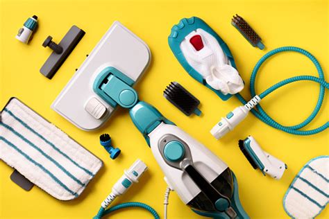 노란색 배경에 현대적인 전문 스팀 청소기로 설정 합니다 평면도 평 신도 복사 공간이 있는 배너입니다 클리닝 서비스 컨셉 가사 집안일에 대한 스톡 사진 및 기타 이미지