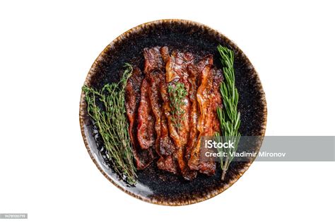 뜨거운 튀긴 바삭 바삭한 베이컨 지글 지글 조각 허브와 함께 접시에 흰색 배경에 격리 고기에 대한 스톡 사진 및 기타 이미지 고기 구이 굽기 Istock